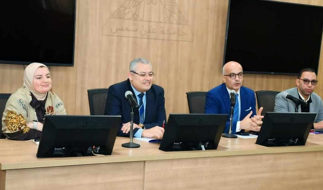 رئيس جامعة عين شمس يبحث مع خريجي الدفعة الأولى من جامعة هارفارد سبل ...